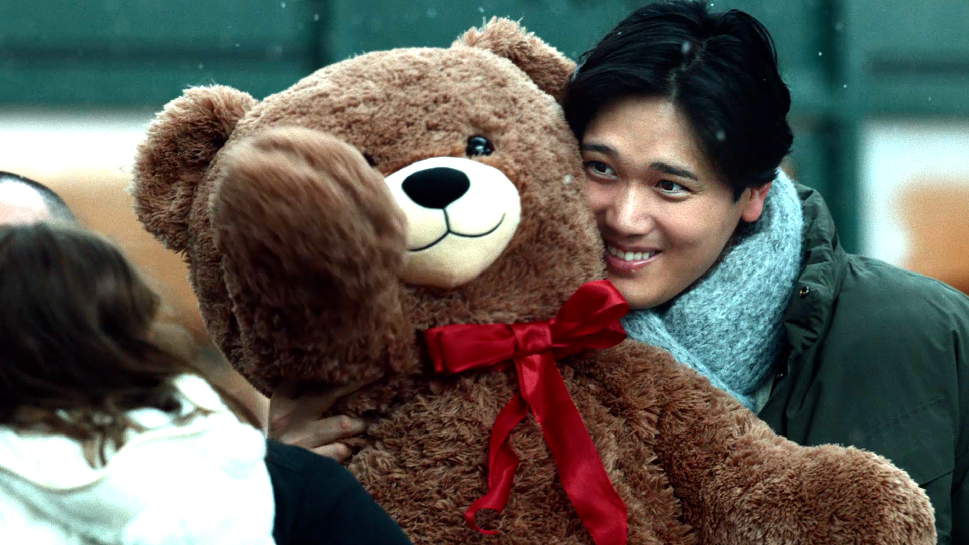 ⼤⾕翔平 ぬいぐるみで子どもをあやす、優しいまなざしにほっこり | フィールドキャスター